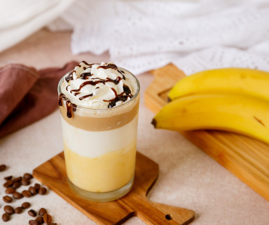 Starbucks Copycat Banana Split Frappuccino is the Frosty Drink You Need ...